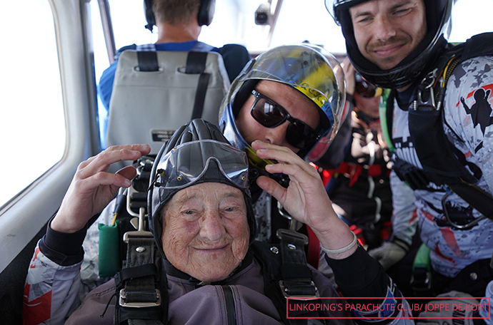 103-year-old woman breaks oldest tandem parachute jump record ...